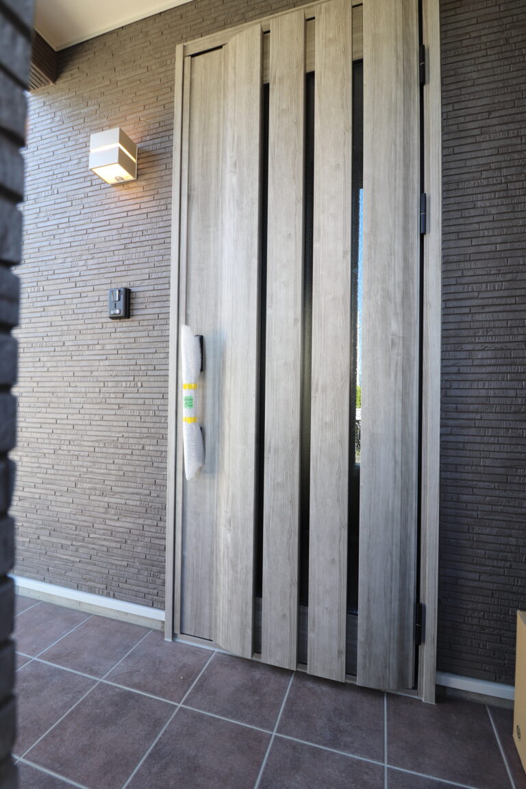 玄関ドアの施工事例（VenatoD30 CO6） – DX推進室