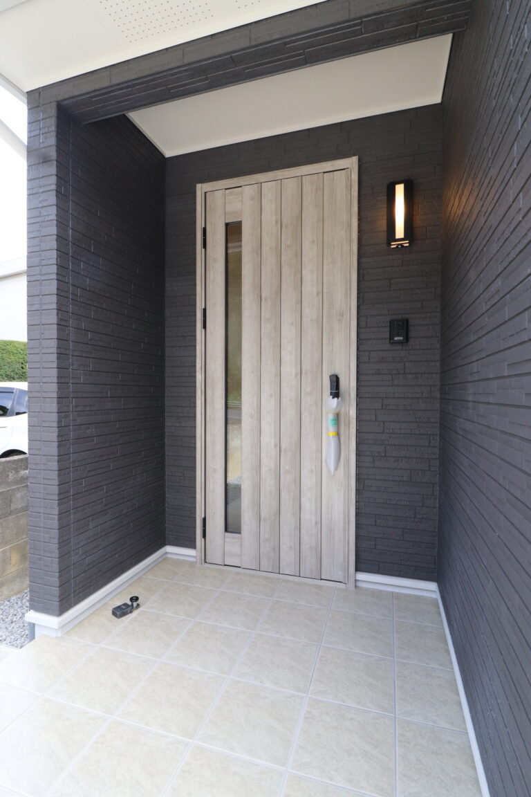 玄関ドアの施工事例(VenatoD30 N05) – DX推進室